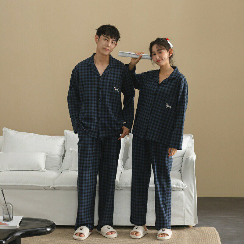 着脱しやすく体温調節も簡単な前開きデザインボタンを開け閉めするだけでさっと着替えられる前開きタイプ。朝晩の気温差にも対応しやすく、羽織るだけでガウンのようにも使える便利な一着です。柔らかさと扱いやすさを両立した混紡素材綿の優しい肌触りと、ポ...