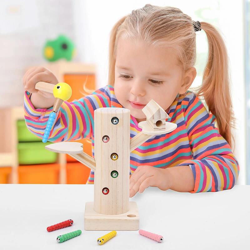 "面白い知育玩具：カラフルな虫が子供の色を学び、数えることを助けます。幼児はマグネット付きの鳥の頭を使って木の切り株に隠してそれをキツツキの口の中に置く必要があります。子供の集中力が鍛えます。 ママに安心：このフィーディングゲーム...
