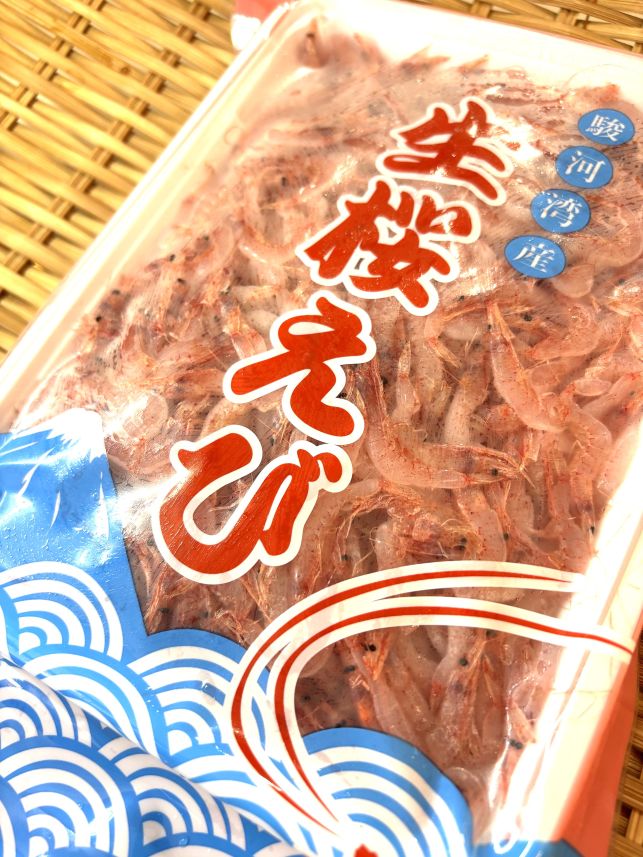 静岡県駿河湾産に揚がりました桜エビ（生食用）250gです。 生のまま、レモン汁・わさび醤油、ポン酢などお好みでお召し上がりください。 お好み焼き、たこ焼き、かき揚げなどの食材にも最適です！ 品名：桜エビ（お刺身用） 内容量：250g 産地：...