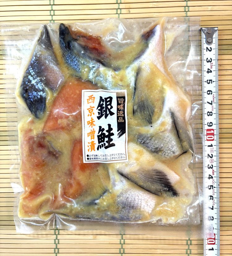 製品仕様 商品名 銀鮭カマ西京漬け 内容量 300g 原材料 銀鮭、西京味噌、粒味噌、米発酵調味料/着色料（ウコン）、甘味料（甘草）、（一部に大豆を含む） 産地 チリ 加熱調理の必要性 加熱してからお召し上がりください。 賞味期間 冷凍（-...