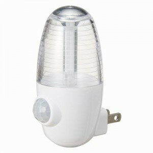 ヤザワ NASMN01WH LEDセンサーナイトライト ホワイト●人感・明暗センサー搭載。暗くなって人が通ると点灯します。●LED一体型です。【仕様】本体寸法： W 45mm×H 95mm×D 70mm本体重量： 55gカラー： ホワイト材...