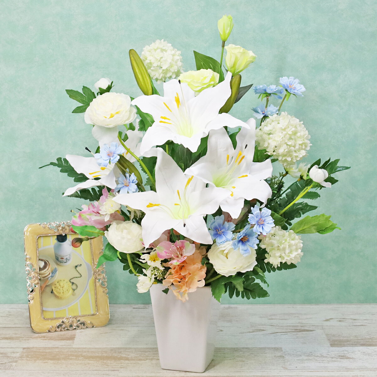 新築祝い、開店祝い、開院祝いのプレゼントに豪華なカサブランカの鉢植えはいかがですか？ エントランスや待合室に飾って立派に映えるグレードに仕上げました。 上質なカサブランカと淡いブルーやピンクのお花が、やさしい雰囲気のアレンジです。 サイズ：...