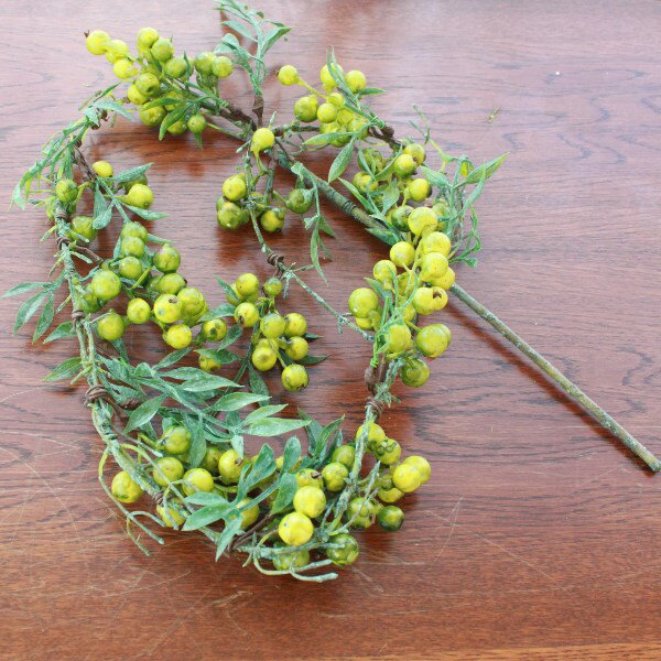 挿しても下げても飾れる実もののディスプレイアイテムです サイズ：約長さ110cm＊商品の仕様は変更になる場合がございます シルクフラワーとは、シルクの様な光沢のある生地を用いて作られ、 生花のような花びらのグラデーション・葉や茎の樹皮や節ま...