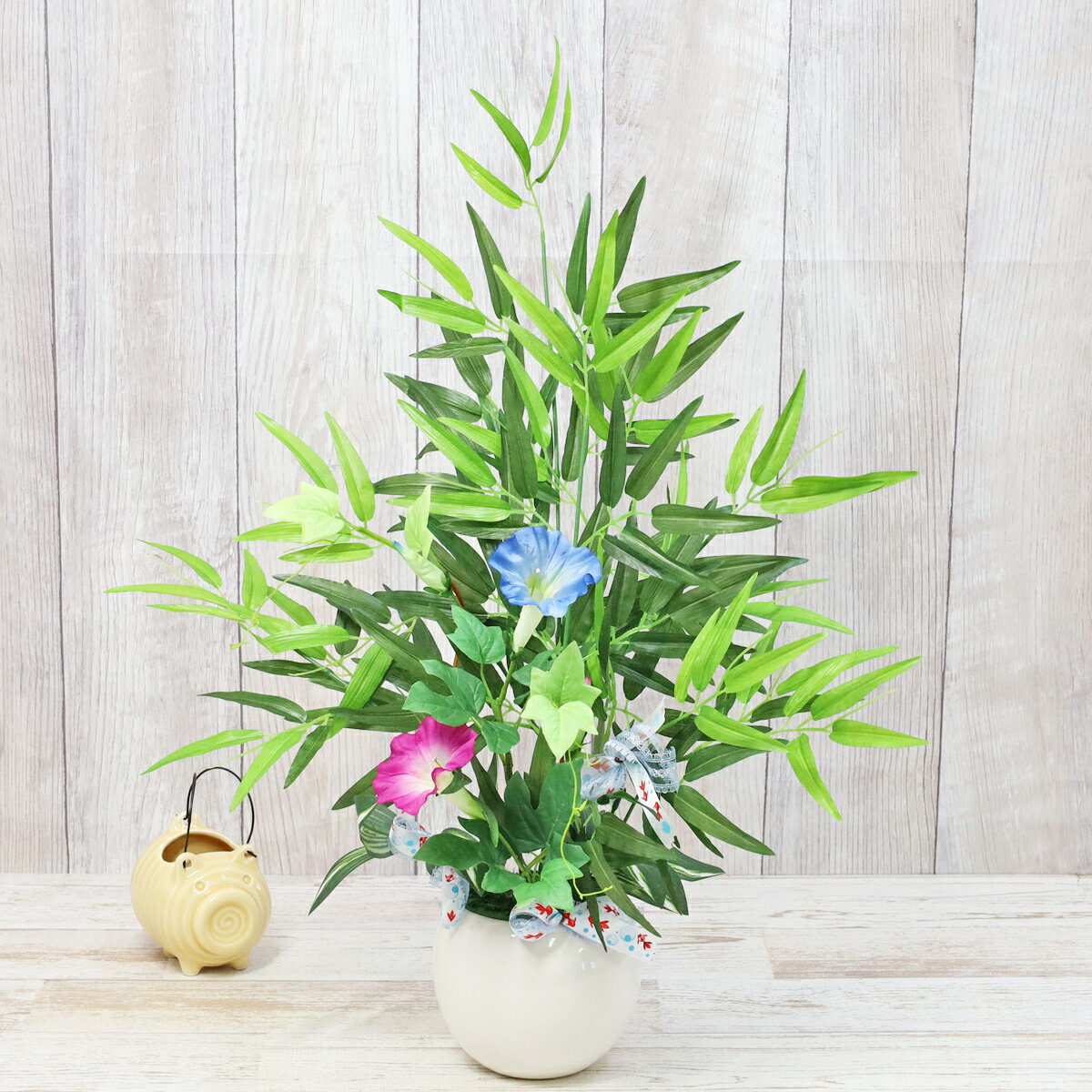 夏にぴったりな笹竹のアレンジです事務所やショップの夏のディスプレイに小さいお子さまのいるご家庭にも7気軽に飾っていただけますサイズ：約高さ65cm×幅45cm×奥行27cm＊商品の仕様は変更になる場合がございます＊鉢や小花などがメーカー在庫...