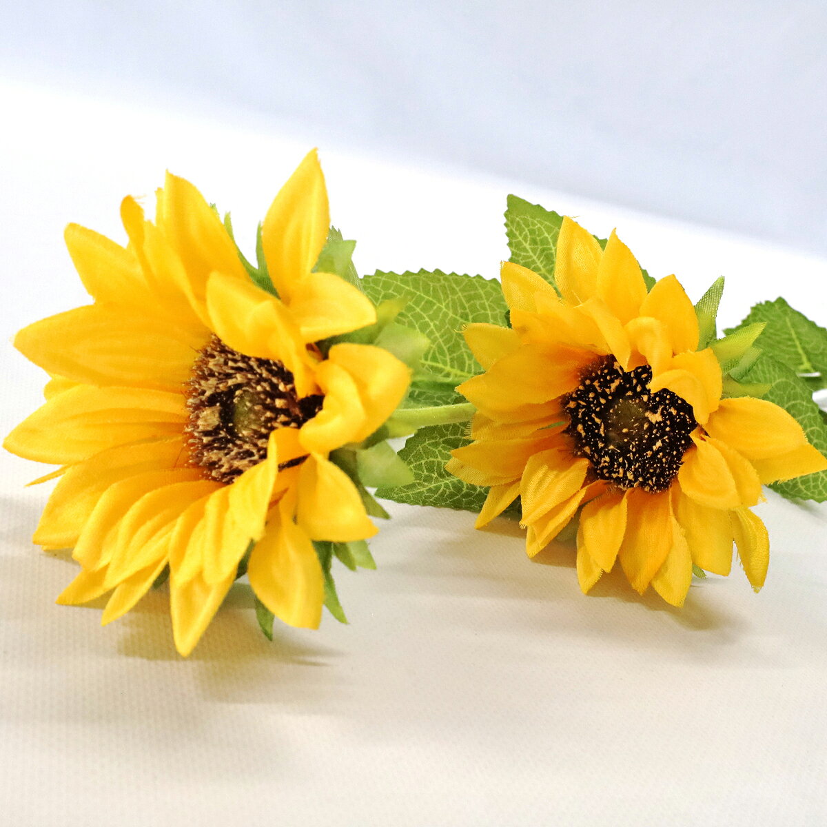 ひとつ花瓶に挿すだけで簡単ディスプレイ♪ 茎はワイヤー入りなのでペンチで曲げたりニッパーで切断してお使いいただけます サイズ：全長約67cm・花径約3.5～10.5cm ＊商品の仕様は変更になる場合がございます ＊茎部分のカットも承ります。...