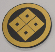 商品の詳細 サイズ・厚み 52mm 厚み：2mm 板の材質と色 アクリル艶消し黒色（裏面：両面テープ付き） 家紋の仕上げ カッティングシート加工金色・銀色・青色・赤色・黄色 注意 画面上、実際の色合いとは異なる場合があります。