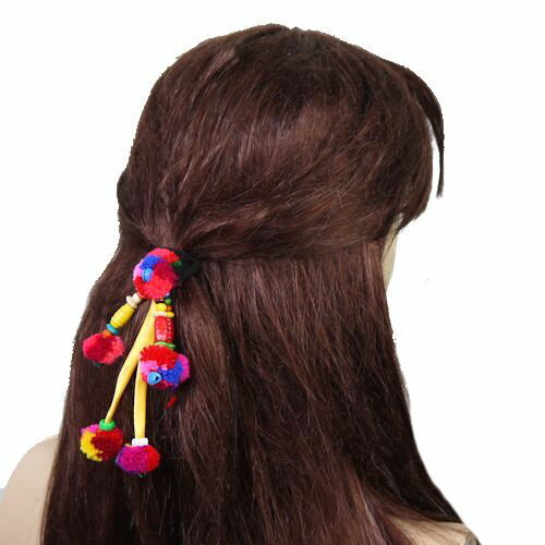 モン族市場で見つけた可愛いヘアゴムです。【一点一点色合いが異なります。】 ボンボン、鈴も付いてアジアンテイストです。 個性的なヘアスタイルを楽しめるの間違いなしですね☆ 腕に付けてブレスレットとしてもオシャレです☆ 【注）掲載された商品の画...
