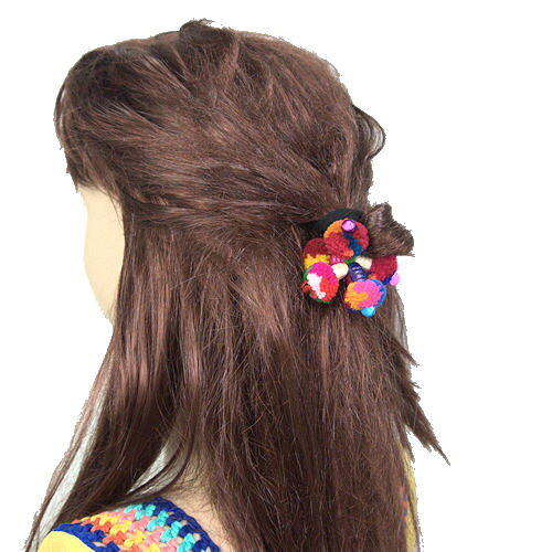モン族市場で見つけた可愛いヘアゴムです。【一点一点色合いが異なります。】 しかもモン族ボンボン、鈴も付いてアジアンテイストです。 個性的なヘアスタイルを楽しめるの間違いなしですね☆ 腕に付けてブレスレットとしてもオシャレです☆ 【注）掲載さ...