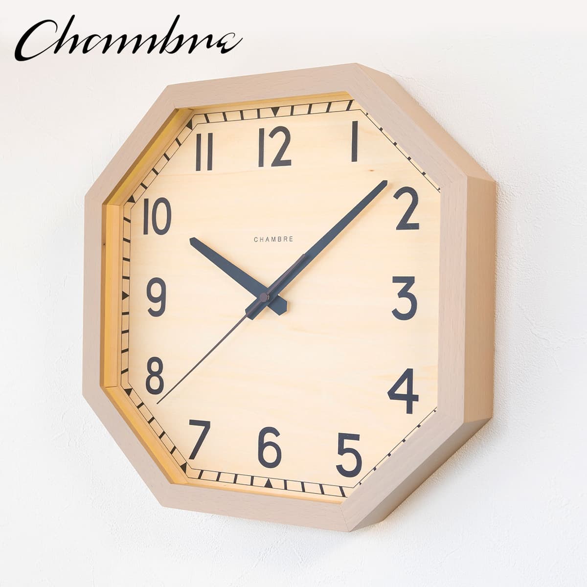 OCTAGON CLOCKは、正八角ではなく中心を僅かに長くすることにより、スタイリッシュな印象のフォルムへ仕上げました。 スイープ運針の時計です。気になる稼働音がなく、寝室などでも安心してご使用いただけます。 【カラーバリエーション】 商...