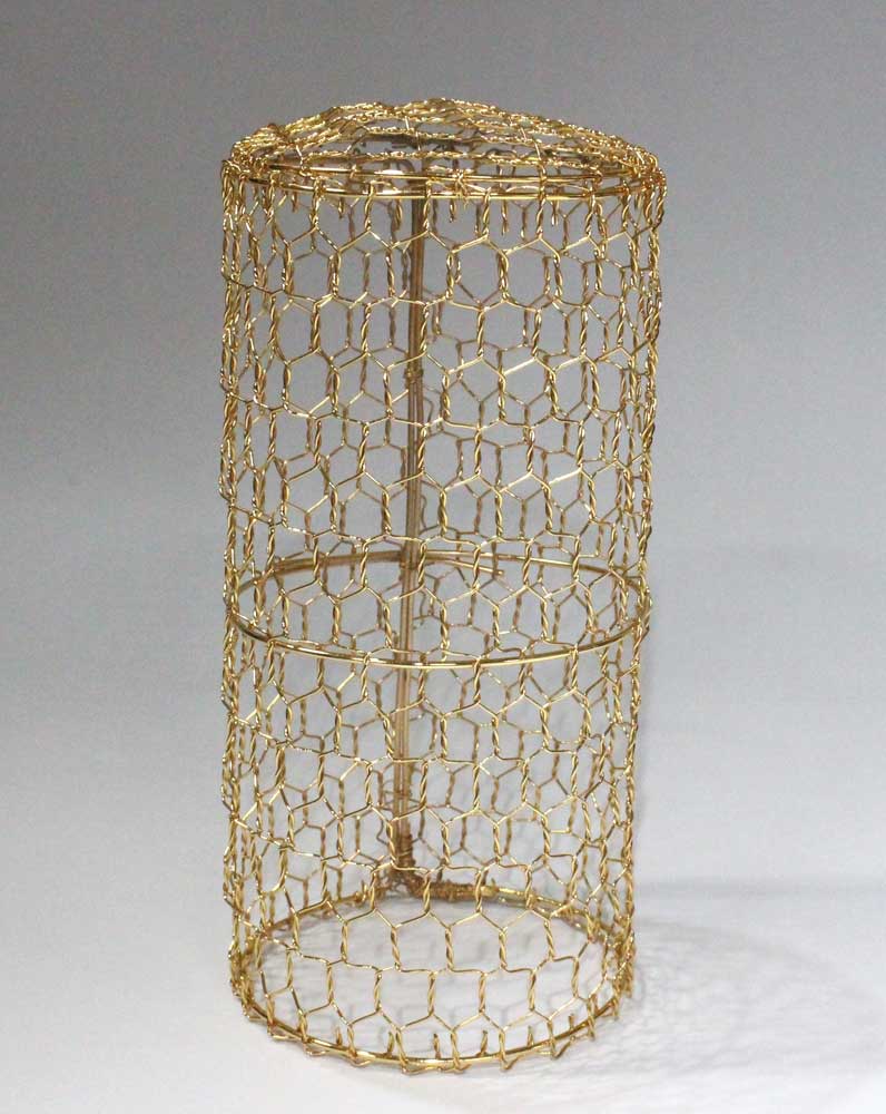 ●新品未使用品。手造り伝統的工芸品。 ●鉄製金網金メッキフッ素加工品 ●寸法(約/cm): 高20×径9 ●金メッキ保護の為フッ素加工施工済み品。 ●詳細は画像でご確認ください。