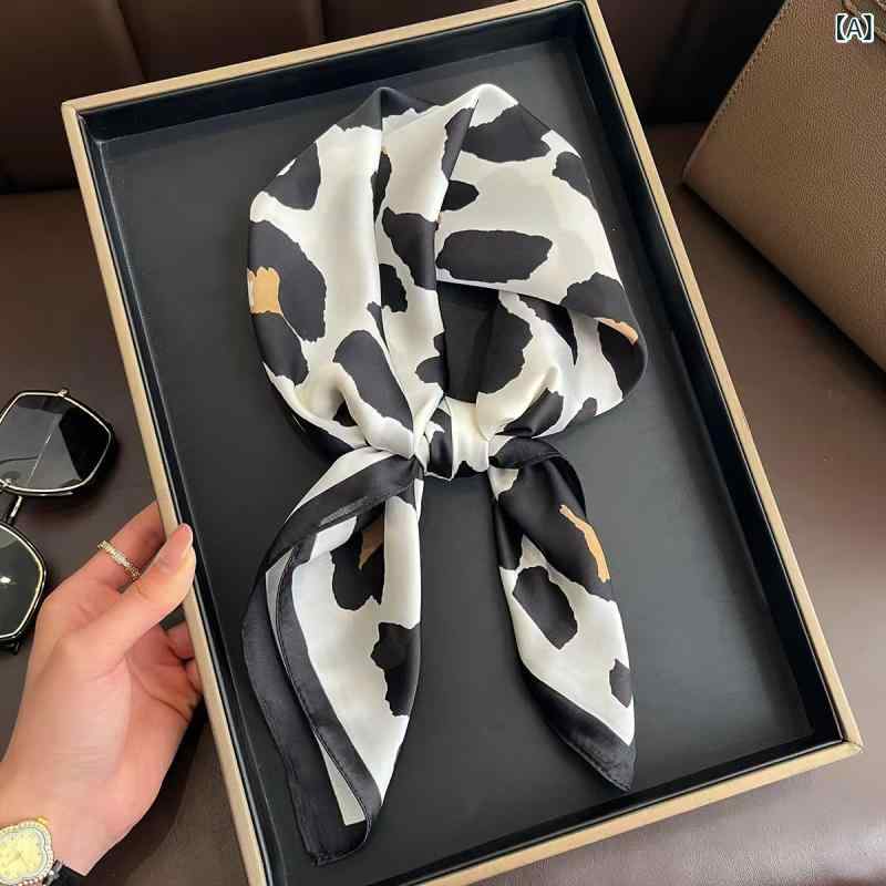 スカーフ レディース 韓国 薄手 小ぶりサイズ 上品なネック周りアクセント 洗練オフィススタイル・カラー展開: 黒白豹紋.黒白蔷薇.カーキ蔷薇.ブルー蔷薇.老钱風豹紋.玫瑰麦穗.白色芭蕉葉.カラー芭蕉葉.カラー星光.黒白星輝.粉灰星輝.米カ...