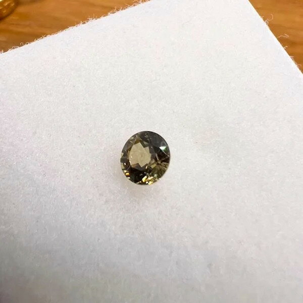 サファイアと言っても、数多く存在し、カラーバリエーションも膨大な量となります。 存在しない色はないと行っても過言ではないぐらいのカラーバリエーションです。ノーヒートサファイア、非加熱サファイア、NNサファイア（ノーヒート、ナチュラル　サファ...