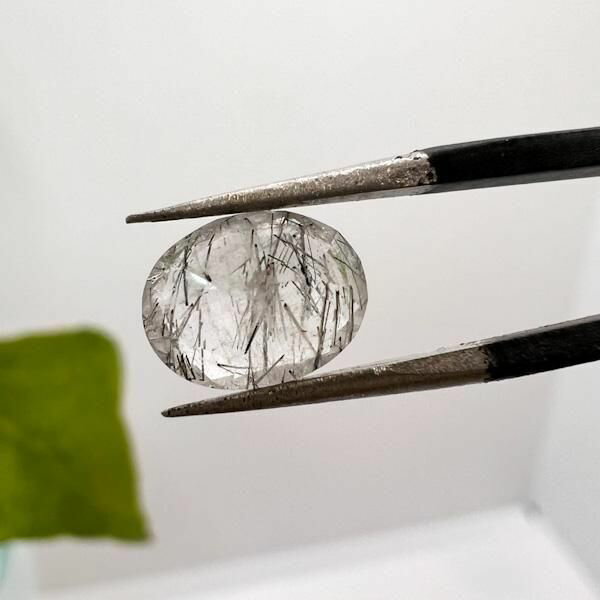 ブラックトルマリンインクォーツは水晶にブラックトルマリンの針状結晶が内包されているパワーストーンです。ブラックルチルという名前で流通していることもあります。水晶の中にライン状にブラックトルマリンが内包しているので、一個一個異なってきますので...