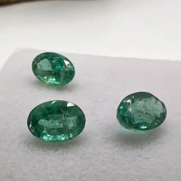 美しいグリーン色が魅力的なエメラルド。エメラルドの歴史は古く、紀元前4000年以上前の古代エジプトですでに宝石として珍重されていました。その輝きから「緑の火」とも呼ばれ大切にされてきました。クレオパトラもエメラルドを愛し、多くのエメラルドの...