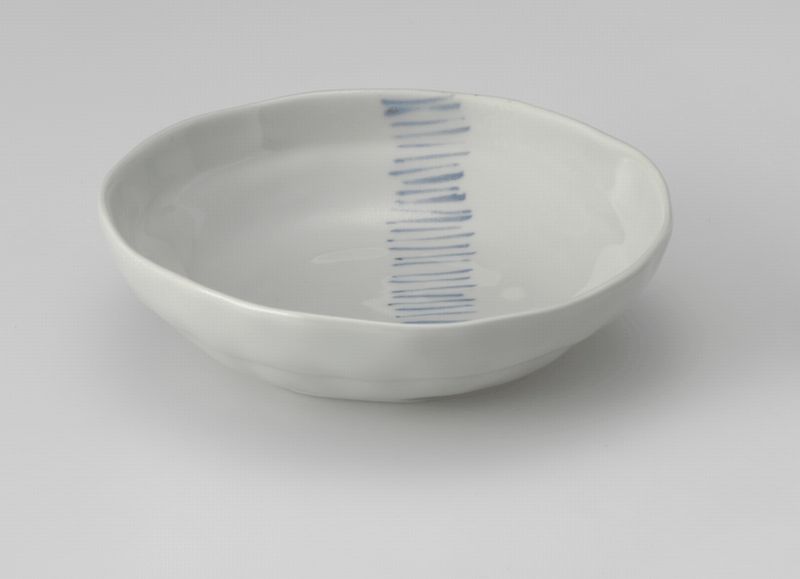 テーブルに趣を添える、風雅な萬古焼の食器です。 サイズ：180×46mm メーカー在庫確認後の発送となりますので、 お届けの目安は2日から7日となります。 ご了承下さい。万古焼の由来は、伊勢桑名の豪商沼波弄山(1718‐77)が元文年間に三...