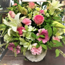 商品説明使用花材 ガーベラ、ユリ、バラ、その他&nbsp;サイズ高さ45ンチ、横幅40センチ 用途日本国内向け、開店・公演会のお祝い用におすすめ ラッピングバスケット包装メッセージカード無料。ご希望のメッセージを備考欄にご入力ください。最短...