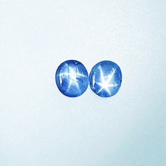 商品情報サイズ＋重量5.6×5.0×2.7mm　0.83ct5.6×4.9×2.7mm　0.84ct　　　 商品説明淡い青色をしたスターサファイヤ　2個セットです。肉眼では判りにくいですが表面キズがわずかにあります。ライトをあてるとアステリ...