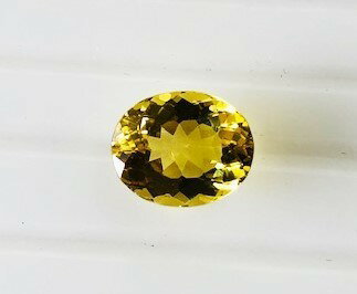 商品情報サイズ＋重量12.0×9.8×6.4mm4.42ct商品説明明るくテリのあるイエローベリルです。インクルージョンもなく、カットもしっかりとしたオーバルです。 ご注意 掲載商品は他店舗と在庫共有しております。在庫の反映は随時行いますが...