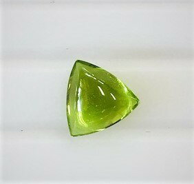 商品情報サイズ＋重量サイズ　　約9.2×9.2×6.2mm重量　　　2.84cts商品説明ペリドットのトリリアントカボションカットです。こちらはドイツで研磨されました。色は明るい黄緑色で褐色は見られません。肉眼で見えるクラックやインクルージ...