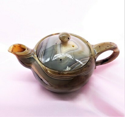 商品情報サイズ＋重量約14.0x8.5x8.0cm商品説明伝統工芸品の甲州水晶貴石細工。流れるような白い縞模様が濃い色の部分と対比し陶磁器のような風合いを出しています。※こちらは受注後に収納箱をご用意致します。15〜20日後の発送となります...