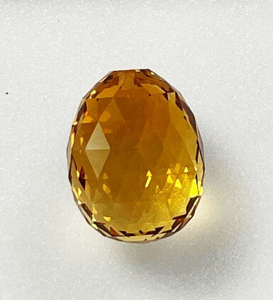 商品情報サイズ＋重量 15.4×12.2×12.2mm　15.81ct 商品説明シトリンのブリオレットカットです。こちらはドイツで研磨されましたが、現地は様々な国から原石が集まっているため、産地は不明です。一般的なブリオレットに比べ上端が丸...