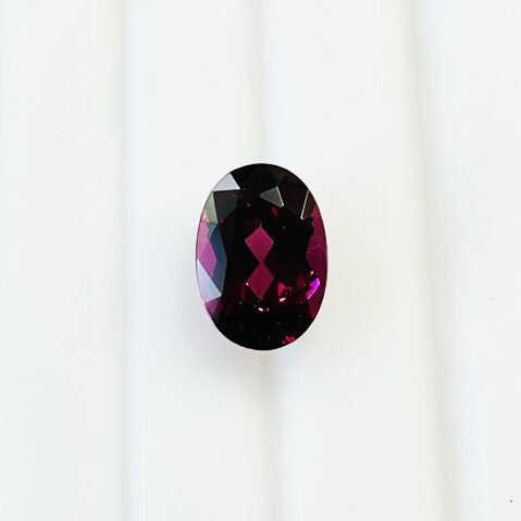 商品情報サイズ＋重量11.7×8.2×5.5mm　4.45ct 商品説明やや縦長なワインレッド色をしたロードライトガーネットのオーバルです。ガードル部分は滑らかに磨かれてます。肉眼では見えませんが、ルーペで見ると表面に軽度の擦り傷とキューレ...