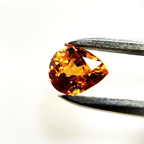商品情報サイズ＋重量5.6×4.6×3.4mm　0.76ct 商品説明僅かに褐色味を帯びたオレンジ色のスペサタイトガーネットのペアシェイプ　0.76ctです。石の厚みがある ペアシェイプでテリの素晴らしいルースです。ルーペで見てもキズやイン...