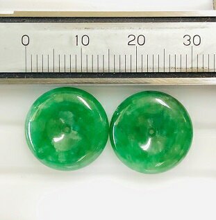 商品情報サイズ　重量　重量　　2個合計17.30ctサイズ　直径約15.7×3.2-3.3mm商品について翡翠の平たいドーナツ状ペアセットです。センターに約0.7mmの穴が開いています。色味は不透明な深めのグリーンで、全体的にムラが見られま...
