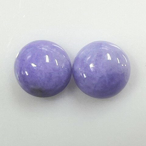 商品情報サイズ＋重量8.6×8.4×5.0mm　3.17ct8.5×8.5×4.8mm　3.15ct 商品説明爽やかな紫色をした ラベンダーヒスイのラウンドカボション2個セットです。僅かにサイズの違いがありますが、ギリギリペアとしてもイヤリ...