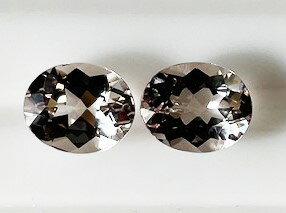 商品情報サイズ＋重量10.0×8.1×5.6mm　2.68ct10.0×8.1×5.4mm　2.60ct 商品説明淡いピンク色をしたモルガナイトのオーバルをペアに組みました。インクルージョンはありませんが、裏面に細かな当り傷があります。肉眼...