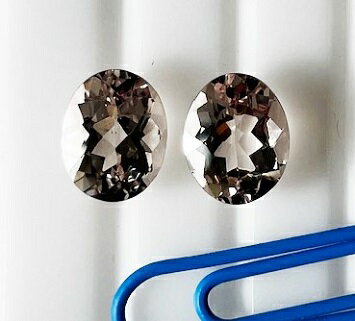 商品情報サイズ＋重量10.0×8.0×5.5mm　2.61ct10.0×8.0×5.4mm　2.49ct 商品説明淡いピンク色をしたモルガナイトのオーバルをペアに組みました。インクルージョンも傷も無くテリの良いモルガナイトです。イヤリングや...