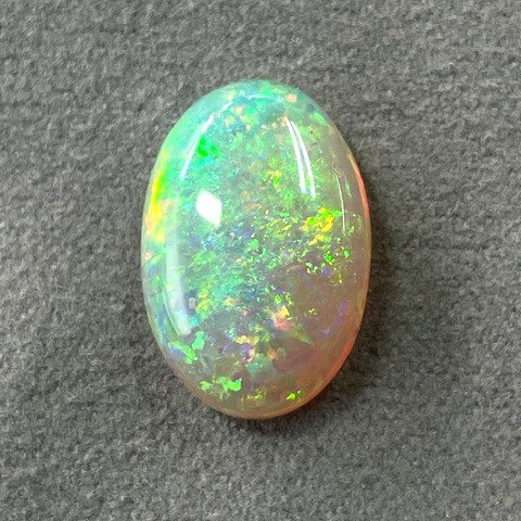 商品情報サイズ＋重量16.6×11.2×5.8mm　6.57ct 商品説明オーストラリア産ホワイトオパール　6.57 ctです。赤、青、緑の遊色効果が全体に輝くやや縦長なルースです。ふっくらとしてボリュームがありリングやペンダントにお使いい...