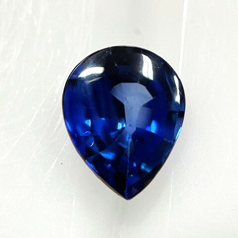 商品情報サイズ＋重量6.0×4.8×3.2mm　0.74ct 商品説明濃いブルーが綺麗なペアシェイプ型のサファイアのバフトップカットです。上面がカボションのような曲面に整えられていますので、ファセットカットより柔らかな印象です。しっかりとし...