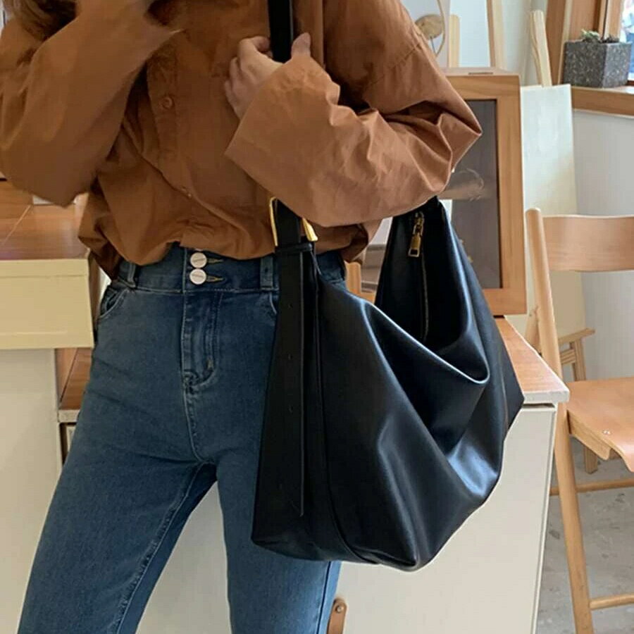 商品情報商品説明スタイル: カジュアル特徴: 大容量カラー: ブラック詳細: チェーンバッグサイズ: オーバーサイズクロージャータイプ: ジッパーパターンタイプ: プレイド, プレーンストラップの種類: 調整可能タイプ: ホーボーバッグコー...