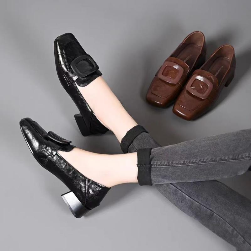 ・色: ブラック, ブラウン・サイズ: 35, 36, 37, 38, 39, 40・トレンド要素: バイカラー, 太めヒール, レザー切り替え・つま先の形状: スクエアトゥ・アッパー素材: 合成革・ヒールの高さ: ミドルヒール・柄: 無地...