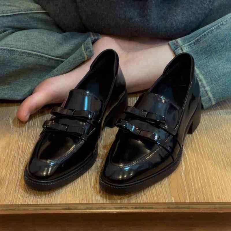 ・色: 黒・サイズ: 35,36,37,38,39,40・トレンド要素: チャンキーヒール・つま先の形状: ラウンドトゥ・スタイル: ブリティッシュスタイル・アッパー素材: パテントレザー・ヒールの高さ: ミドルヒール・パターン: 無地・適...