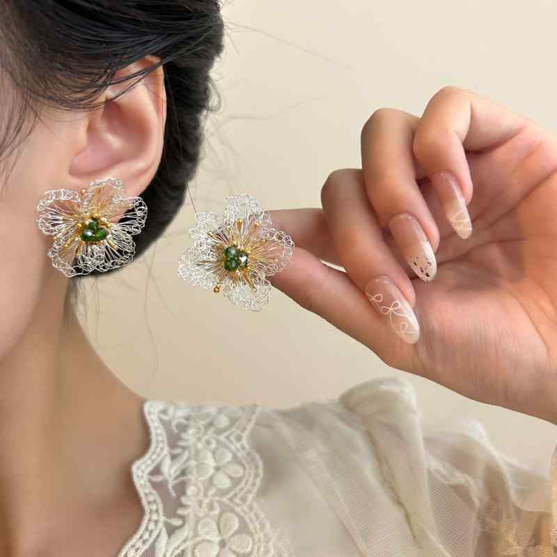 ・カテゴリ: 耳飾り・スタイル: 個性派、シンプルモダン・: 花（山茶花）・ポスト素材: シルバー・対象: レディース