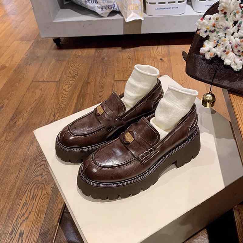・カテゴリ: 小皮鞋・スタイル: レトロ・アッパー素材: 牛革・PUレザー特徴: スプリットレザー・つま先形状: ラウンドトゥ・ヒールの高さ: 約3-5cm・柄: 無地・靴底素材: ゴム・インソール素材: 羊革・ライニング素材: 豚革・履き...