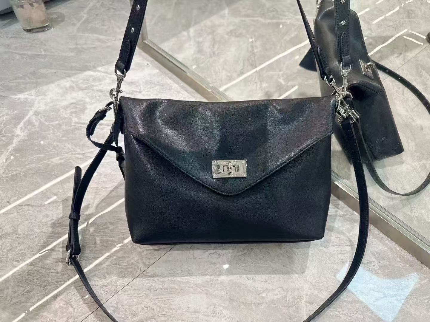 商品情報素材本革サイズ・約28cm × 21cm × マチ9cm（500mlペットボトル横収納可）・内ポケット付きで小物整理も◎・ストラップ：取り外し可能＆長さ調節可カラーブラック／ベージュバッグ 2WAY ショルダーバッグ レディース フ...