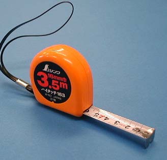 　【ここがポイント！】 握りやすい手にフィットする形状。0点補正移動爪つき。 2×4寸法表示つき（455mmピッチ毎にマーク） 　【商・i詳細】 テープ巾 16mm テープ長さ 3.5m 重量 128g 類似商品はこちらシンワ　コンベックス...