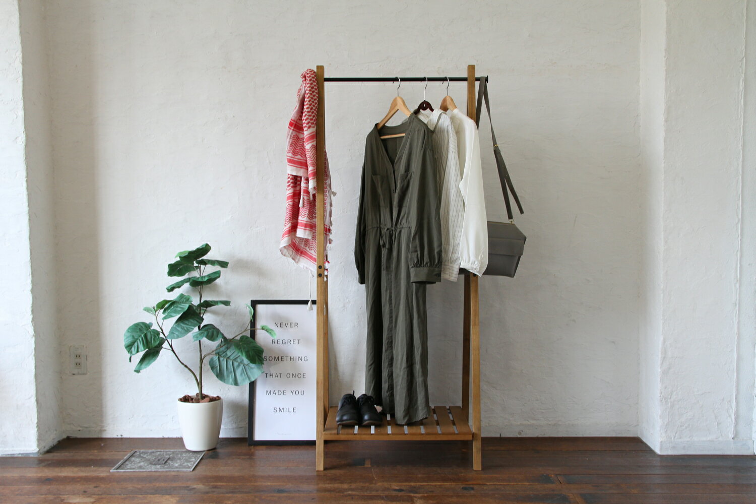 Rasic Hanger Rack [RAH-3335] 綺麗すぎない、粗さも含めて素材そのものの味わいを活かしたRasicシリーズ。 どこか懐かしさを感じるソフトヴィンテージテイストに仕上げています。 デザインはシンプルに仕上げ、洋服をた...