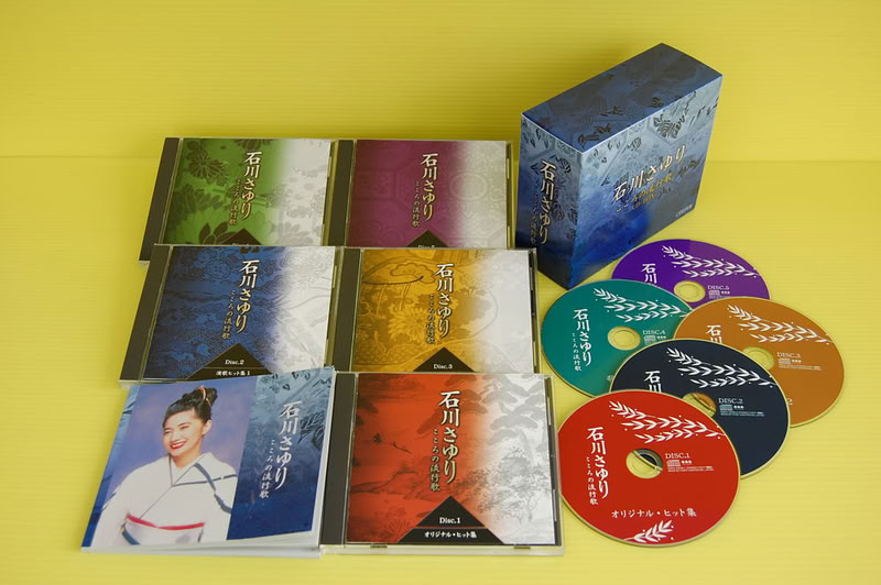 商品説明 「石川さゆり〜こころの流行歌〜」CD-BOX(5枚組) オリジナルヒットから演歌、歌謡曲、懐メロヒットのカバーまで、 日本人のこころを歌う、歌手・石川さゆりの魅力が味わえる珠玉のCD全集。 収録曲 DISC 1 1.津軽海峡・冬景...