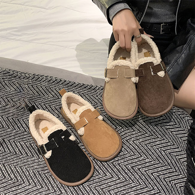 ■履き心地は快適な防寒裏ボアスリッポンが登場。 使いやすいデザインでお出掛け、学校やオフィスどんなシーンでも活躍。 ★おすすめポイント★ ●フロントのベルトはアクセントにもなり、スタイルアップ。 ●丸みを帯びたつま先で足にフィットしてくれて...