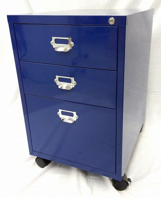 &nbsp; 商品説明 商品名 【中古】レトロ　ポップ　3段キャビネット　鍵付き　箱無し【9800円以上で沖縄・離島も送料無料】 コメント 使用感、キズあります。 キャスターに汚れあります。（画像参照) ※実店舗にて販売中の商品となりますの...