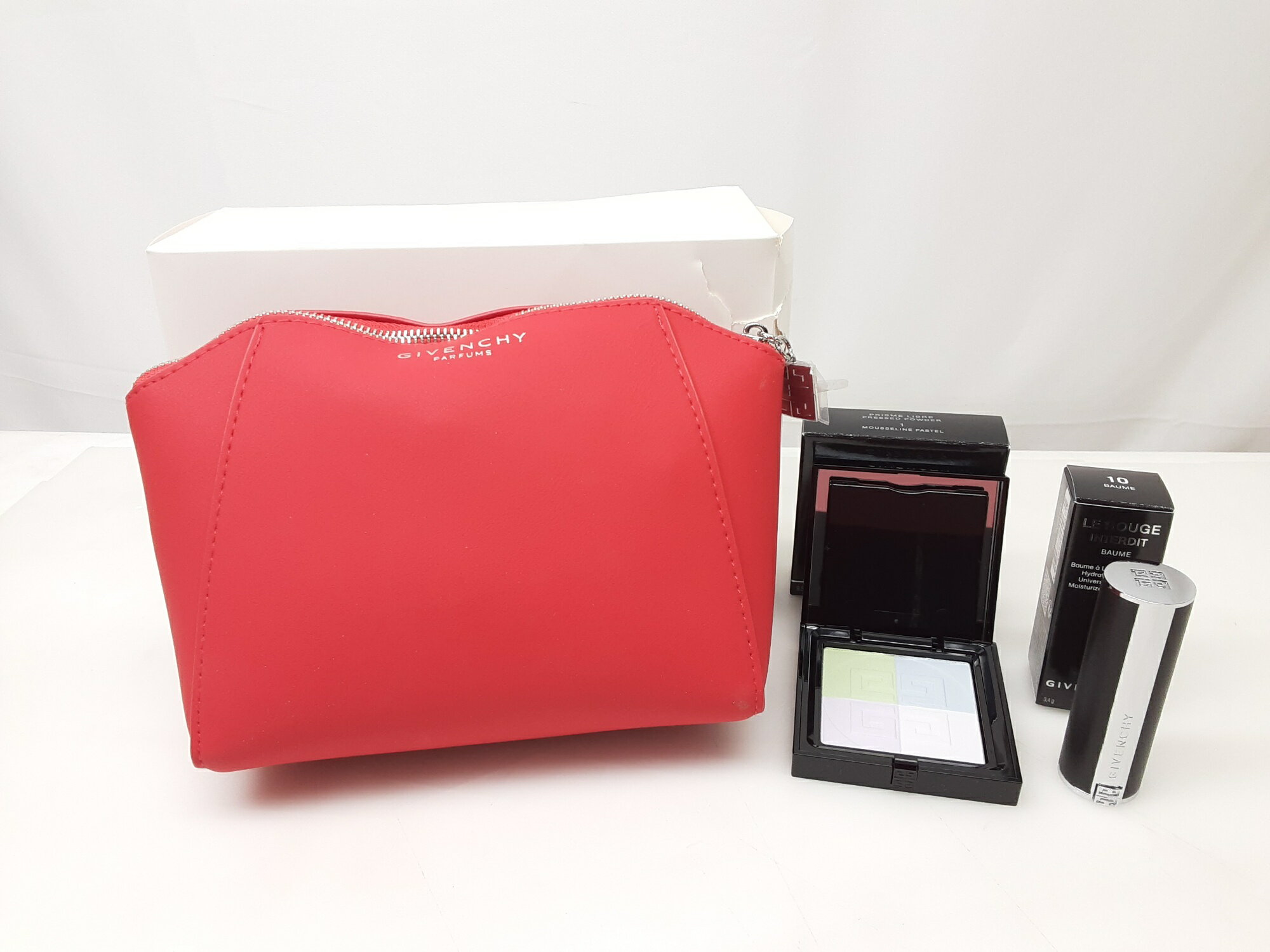 商品説明 商品名 26k-059h【中古】【未使用品】GIVENCHY ジバンシー　ポーチ　フェイスパウダー　リップバームセット【9800円以上で沖縄・離島などの一部地域も送料無料での発送となります。】 コメント 四次元ねっとフリマをご覧い...