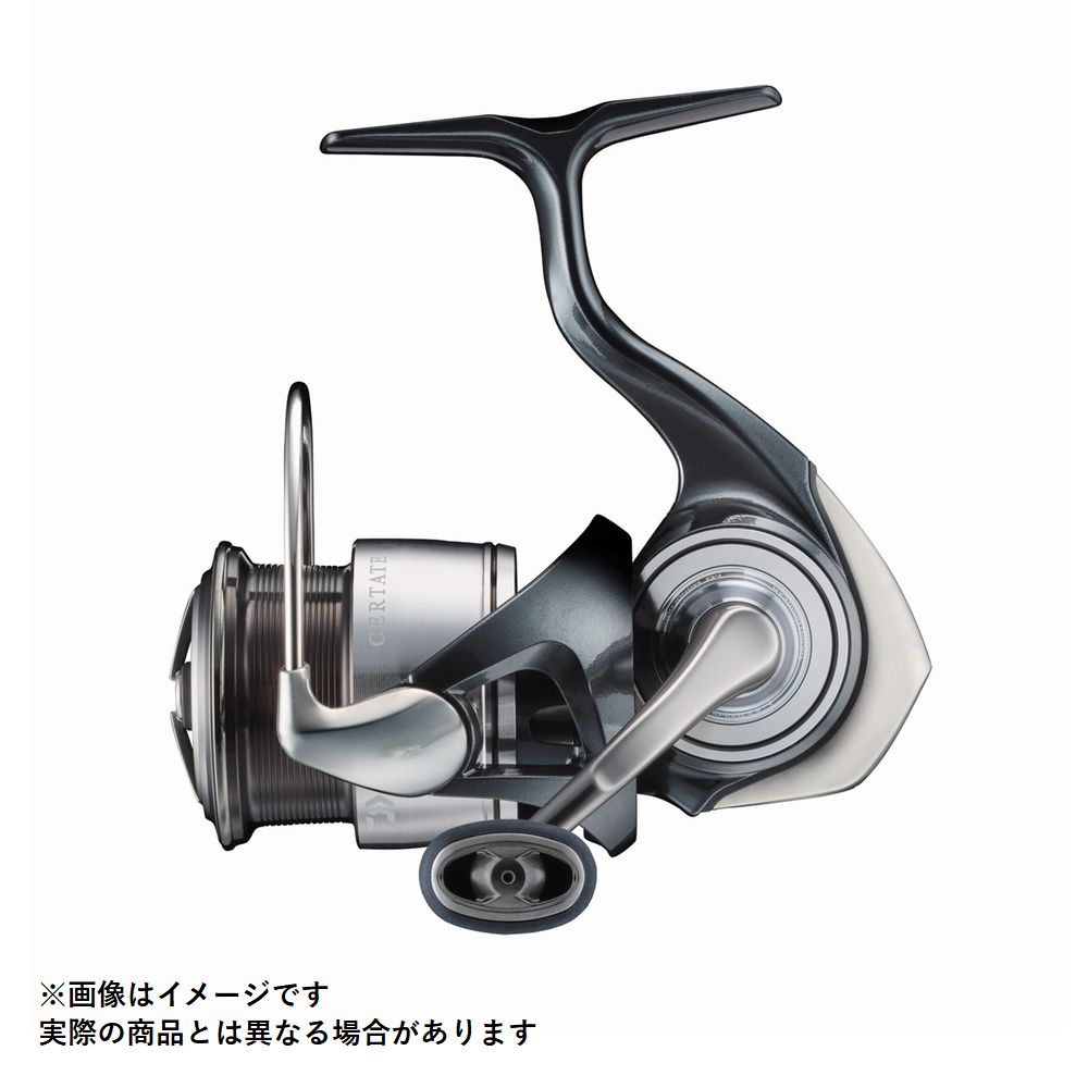 ●DAIWA●商品名：セルテート FC LT2000S-P●商品情報NEW CERTATEに搭載された、次世代スピニングリールの設計思想「エアドライブデザイン」は、快適な操作性を求め続けた、CERTATEのひとつの到達点。釣り人が求める、意...