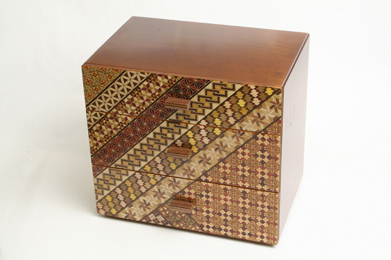 3段の小引き出しです。 サイズ：284x260x203 mm 材質：木材 【備考】天然の素材を用いた手作り品のため、色・柄・大きさはホームページ上の写真や表記と異なる場合がございます。