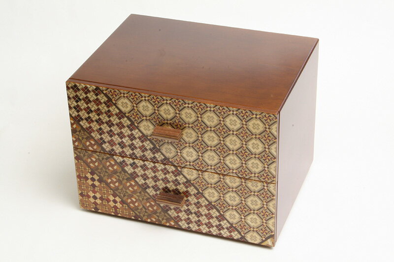 2段の小引き出しです。 サイズ：254x195x190 mm 材質：木材 【備考】天然の素材を用いた手作り品のため、色・柄・大きさはホームページ上の写真や表記と異なる場合がございます。