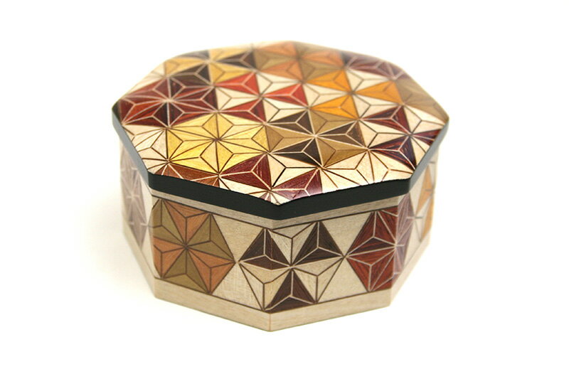 八角形の小物入れです。 サイズ：99x92x48 mm 材　質：木材 【備考】天然の素材を用いた手作り品のため、色・柄・大きさはホームページ上の写真や表記と異なる場合がございます。