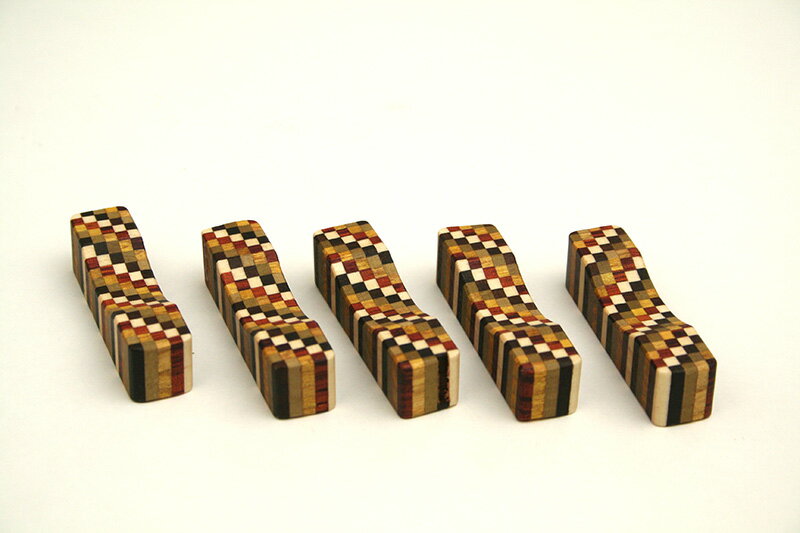 箱根寄木細工の箸置きです。5ヶセットです。 サイズ：51x12x13 mm 材質：木材 【備考】天然の素材を用いた手作り品のため、色・柄・大きさはホームページ上の写真や表記と異なる場合がございます。